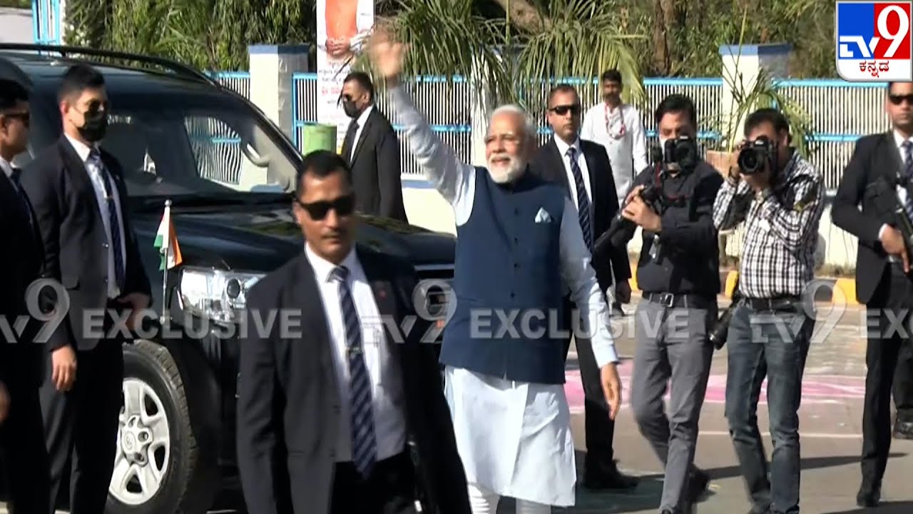PM Modi Waves His Hand Towards Crowd At Hubli Airport - YouTube