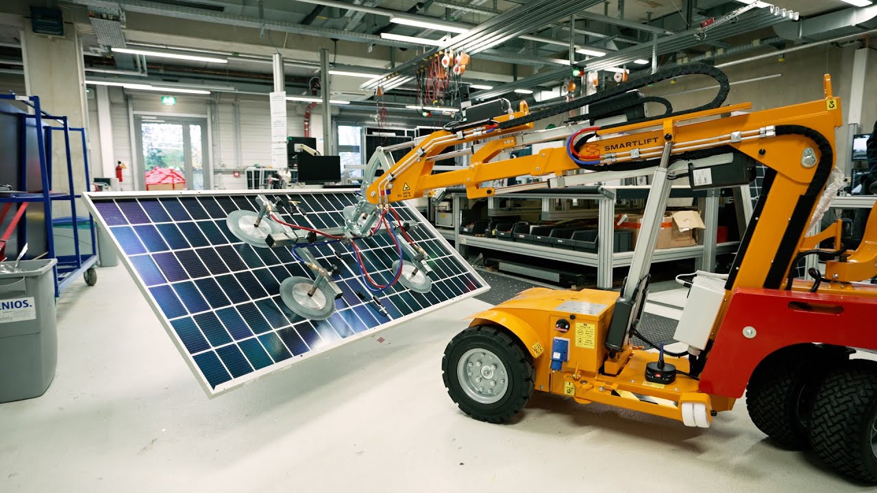 Smartlift SL 409 HLE handling solar panels at TÜV Rheinland - YouTube