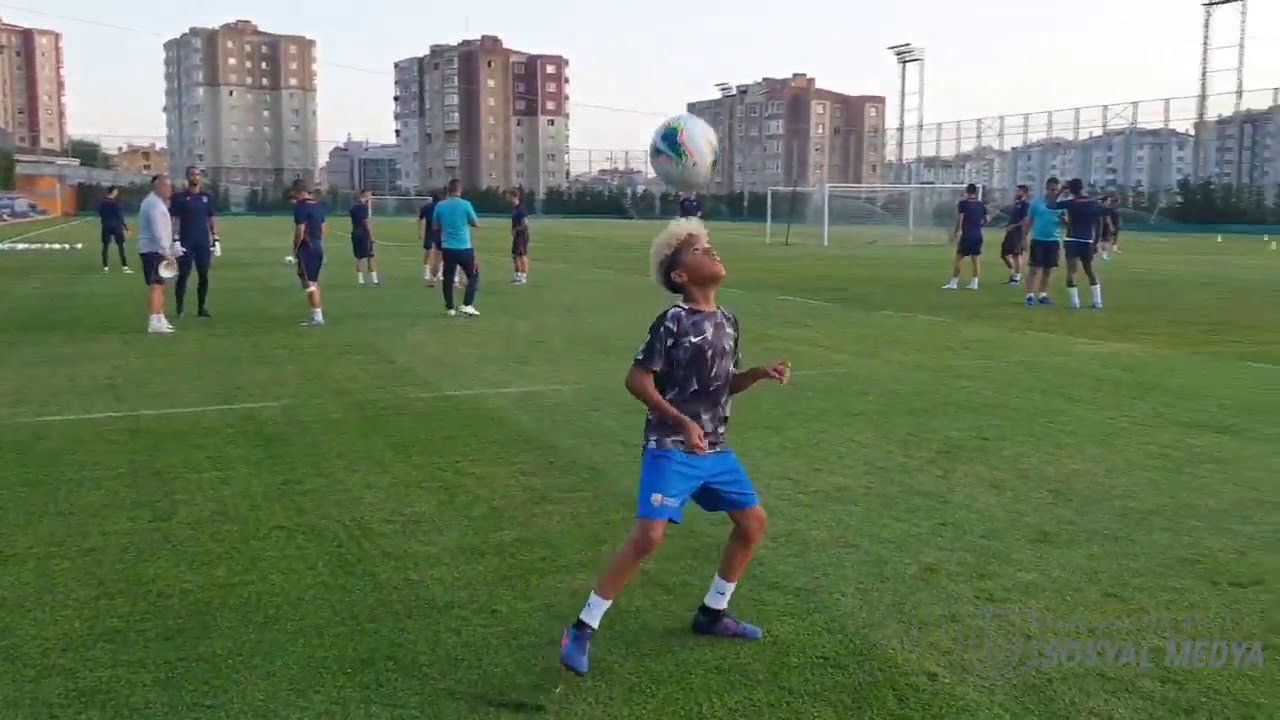 Robinho's son has his dad's talent | Сын Робиньо талантлив - YouTube