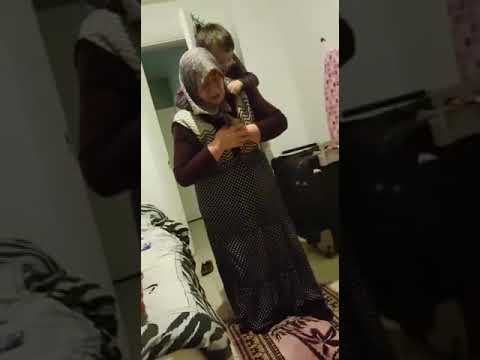namaz kılan kadının sırtına çıkan torun