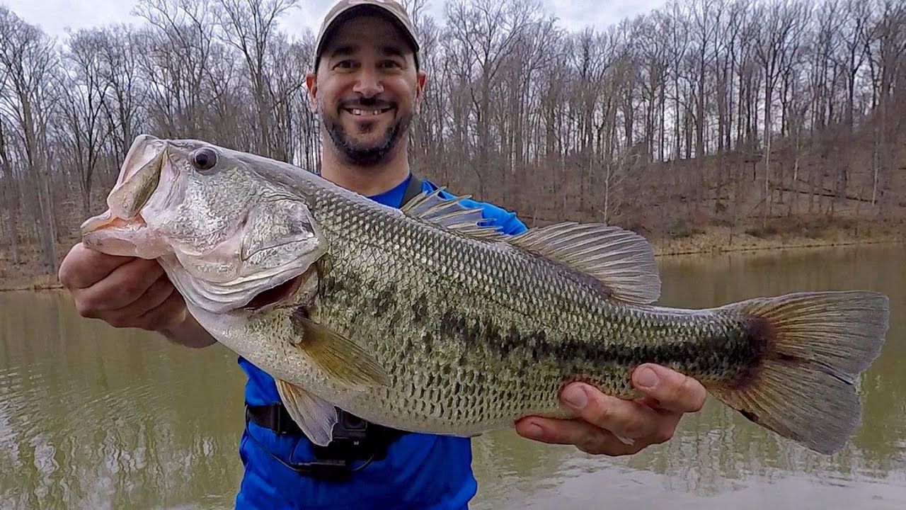 GIANT BASS at the LAST MINUTE!!! (Pre-Spawn Bass Fishing) - YouTube