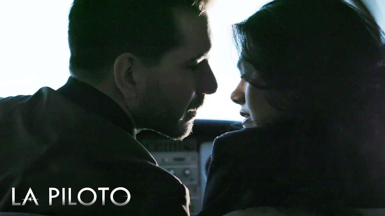 La Piloto | Yolanda y John Lucio por poco se dan su primer beso - YouTube