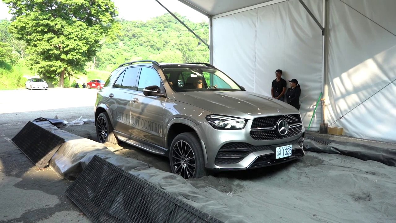 GLE選配E-Active body control系統進行沙地脫困 - YouTube