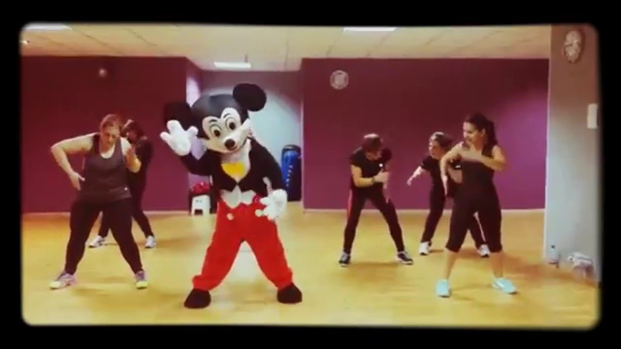Mickey mouse bailando Zumba!! - YouTube