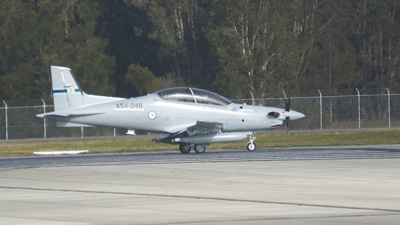 RAAF FAC PC21 Taking off from RAAF Base Williamtown - YouTube