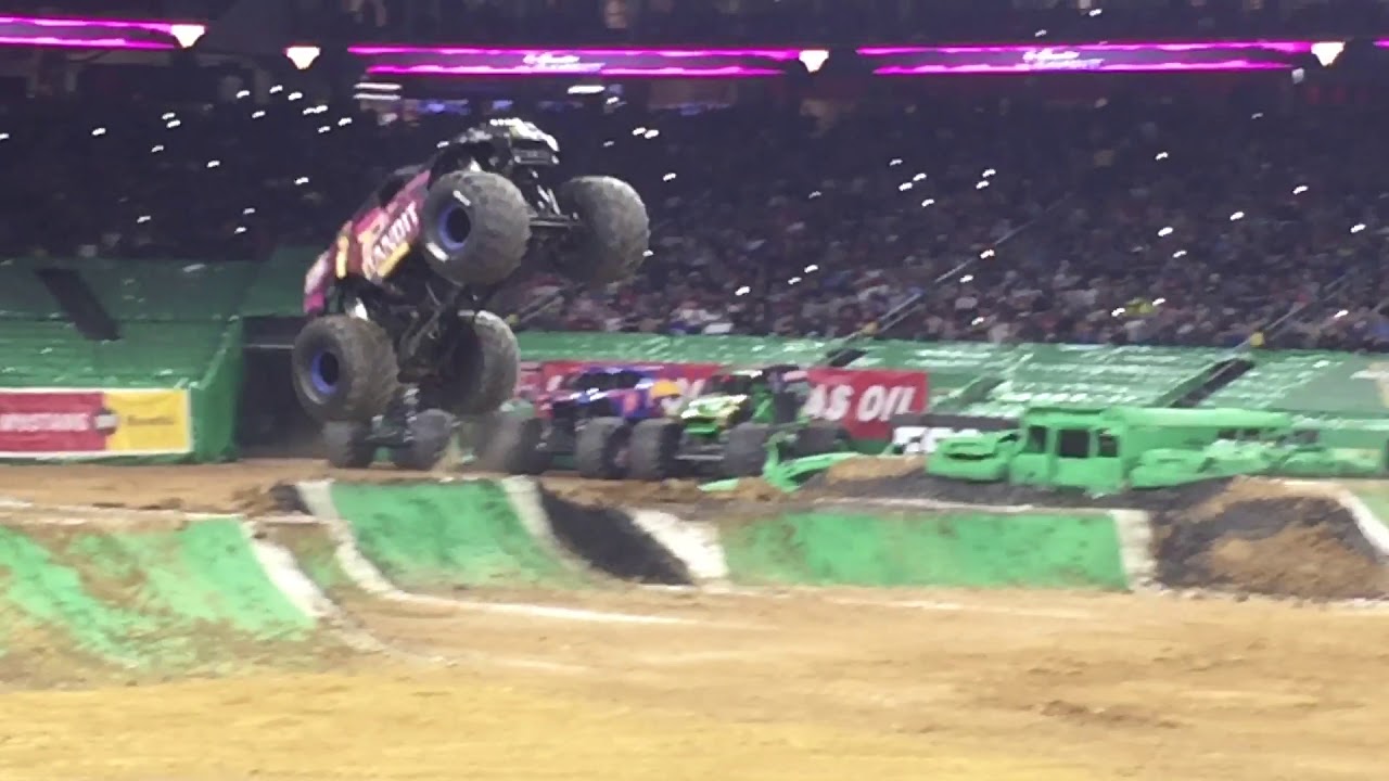 Monster Jam Houston 2018 Scarlet Bandit Freestyle - YouTube