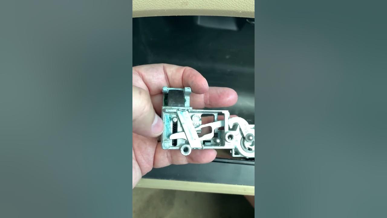 Honda Odyssey 2010 Broken Glove Box Latch - YouTube