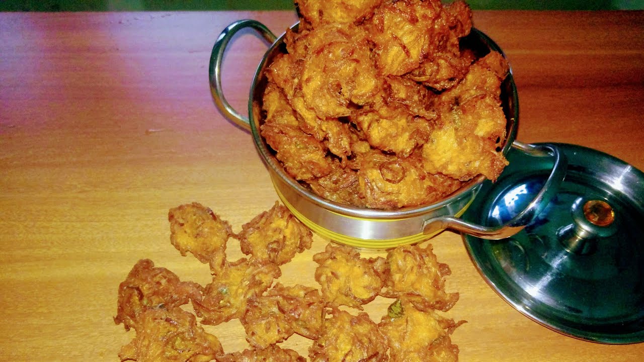 Onion Vada/Ulli Vada/Onion Pakoda||saira's flavours|| - YouTube