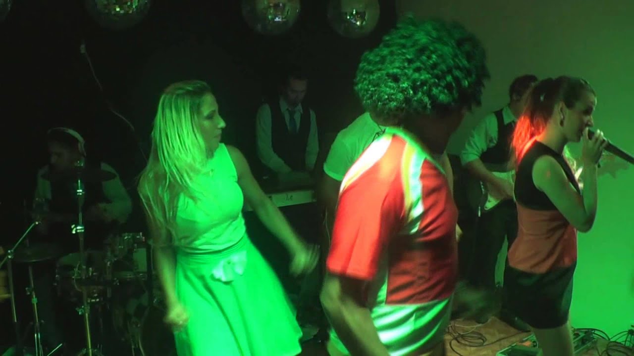 BANDA BAILE BH CELEBRATION ANOS 70 FORMATURA ENG ELETRIC - YouTube