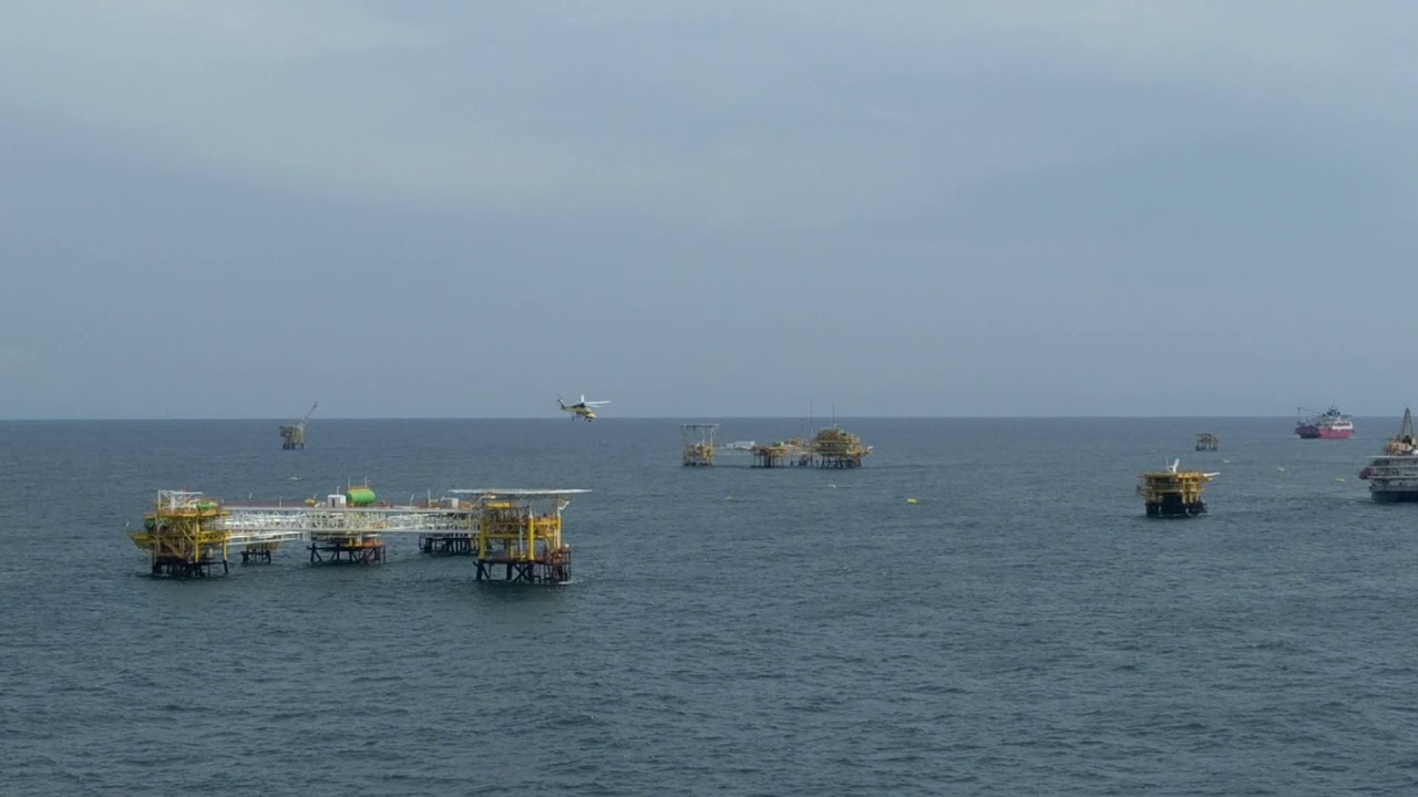 Brunei offshore helicopter flying off - YouTube