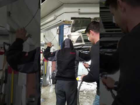 How mechanics clean thier clothes 😂🤣 - YouTube