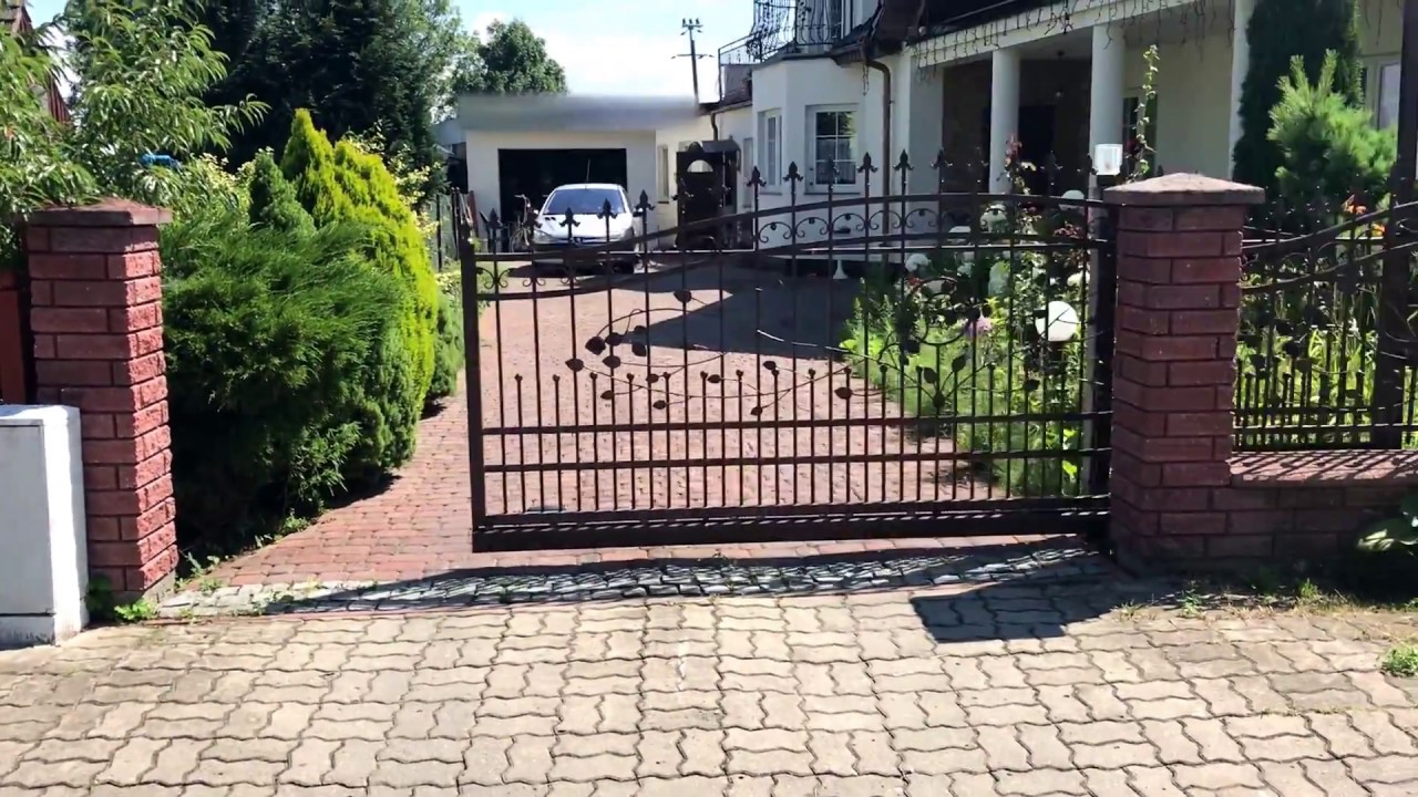 Automatic sliding gate operated by NICE ROBUS 600 motor - YouTube