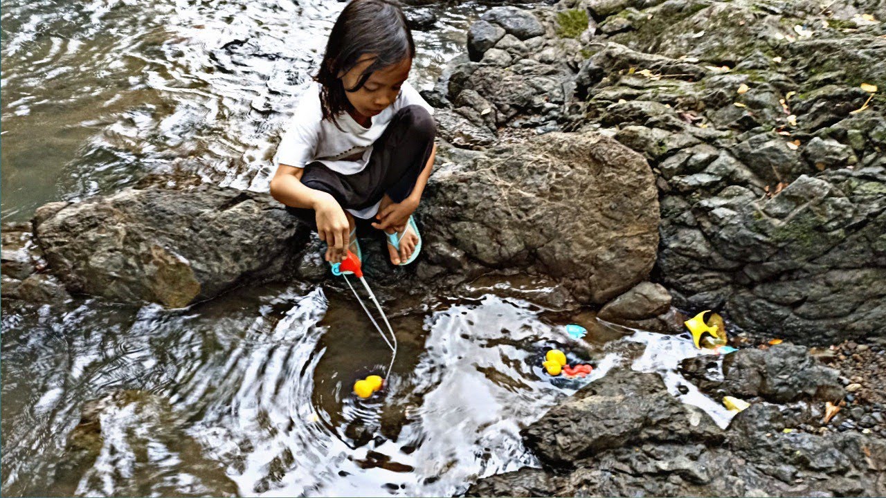 seru!! memancing ikan di sungai - YouTube
