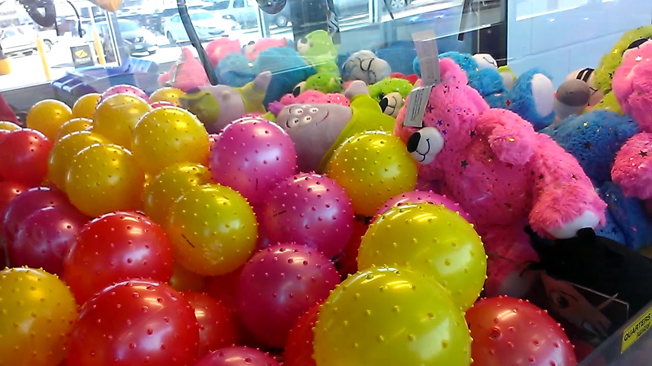 PLUSH PALACE CLAW MACHINE@WALMART 3 25 CENT WINS - YouTube