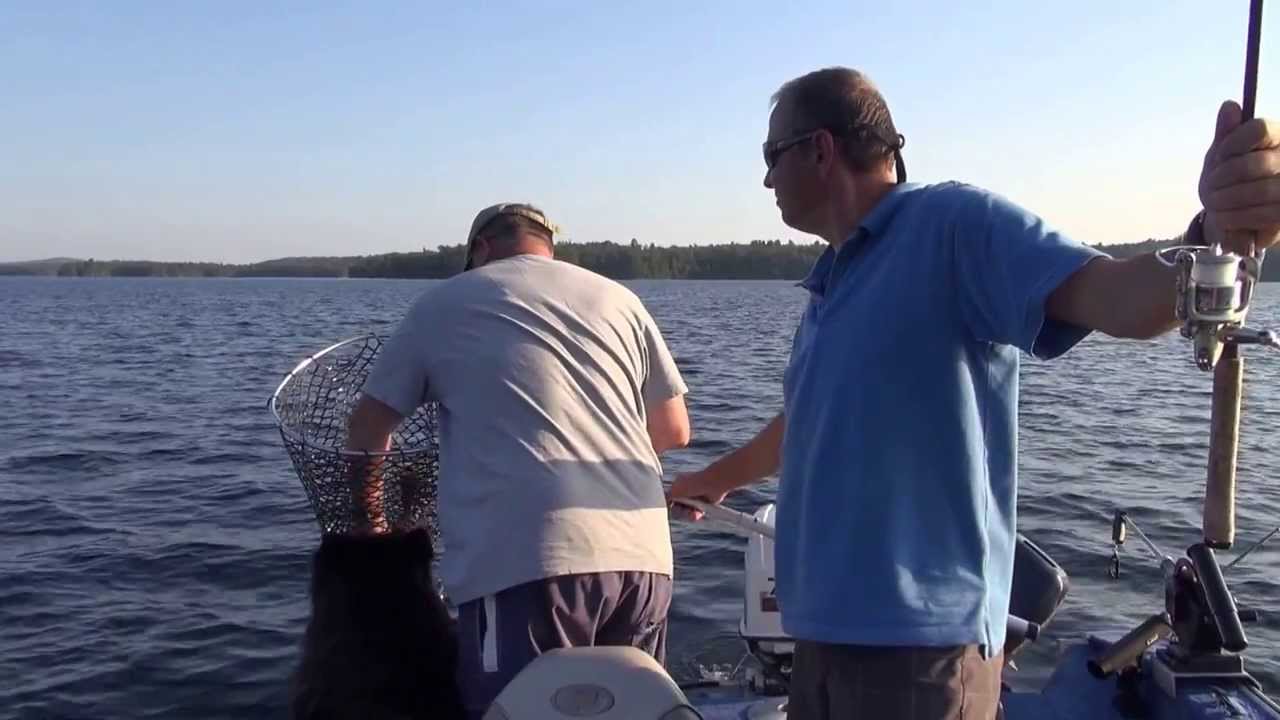 Lake trout fishing on lac Mer Bleue - YouTube