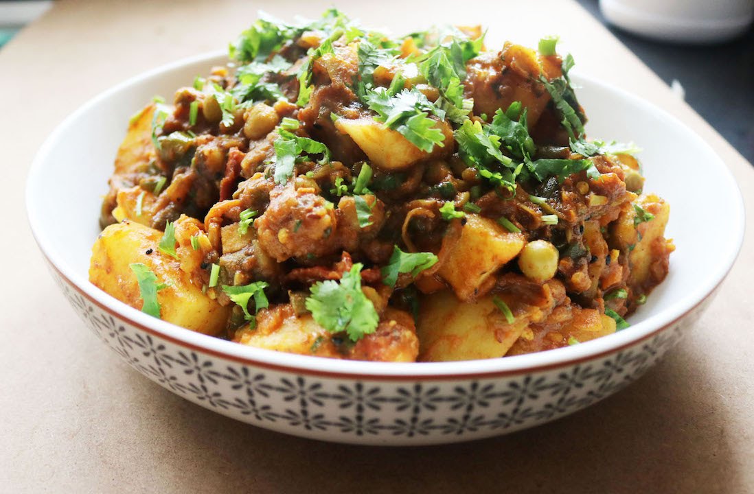 Nepali potato appetiser (Aloo Dum - आलु दम) - YouTube