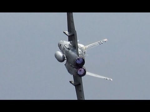 F/A-18 Hornet - Rudder Flutter at Slow Speed Tight Turn - YouTube