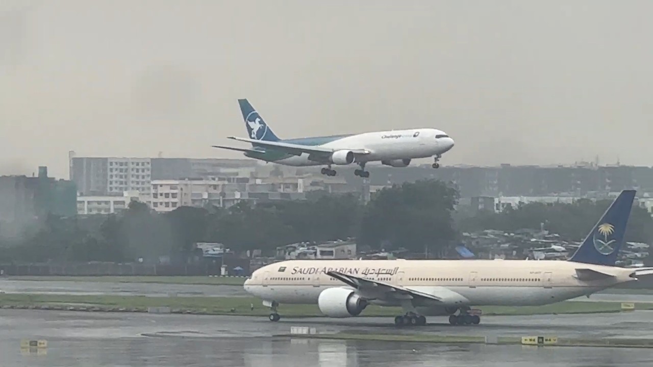 Flights takeoff and landing during Rainy day in Mumbai Airport | Flight ...