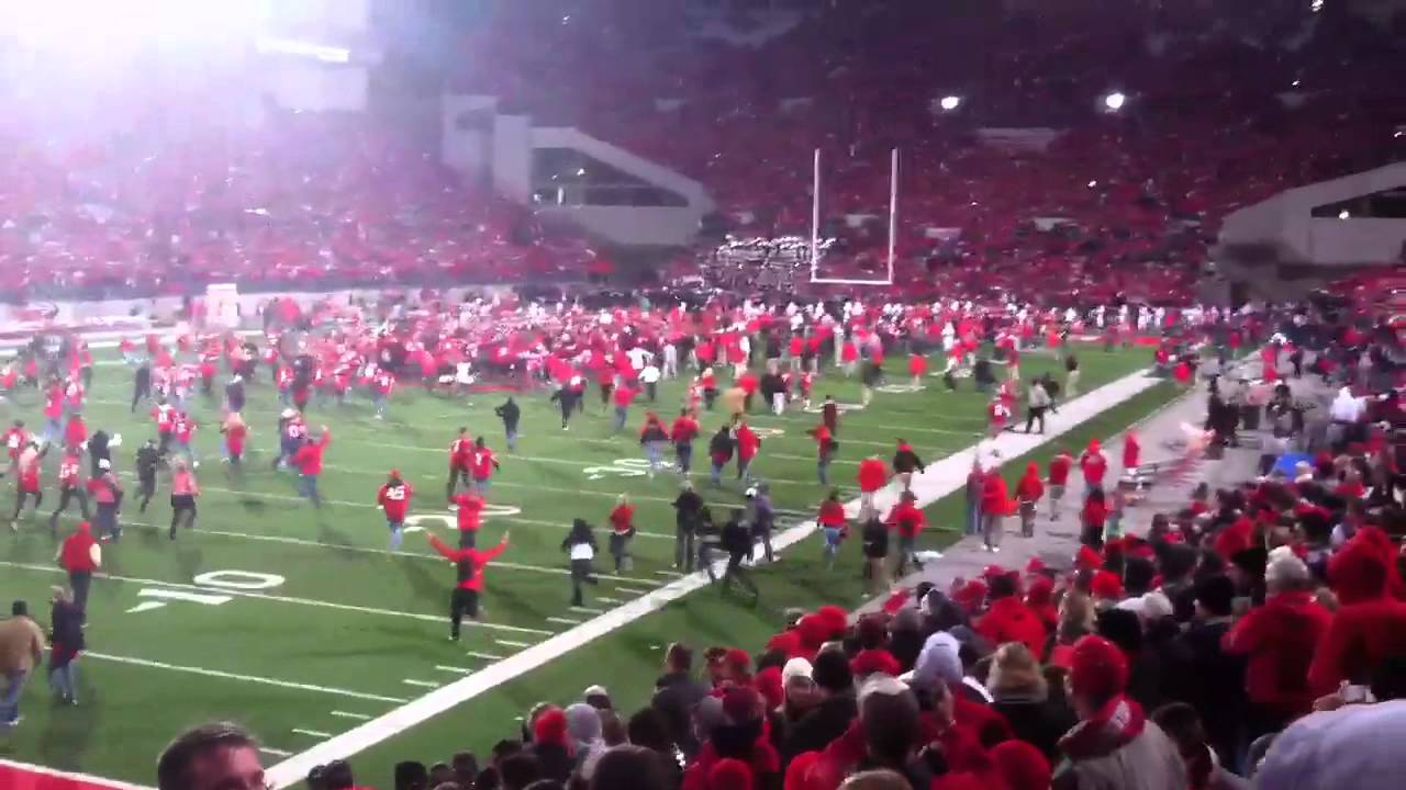 Ohio State v Wisconsin HD 10/29/11 Fans Rush Field - YouTube