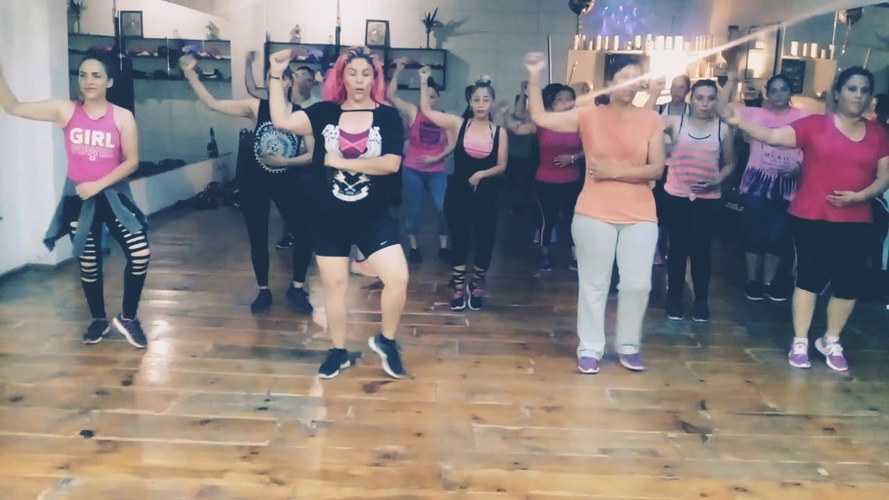Zumba con ELI Moreno "Como te va mi amor" - YouTube