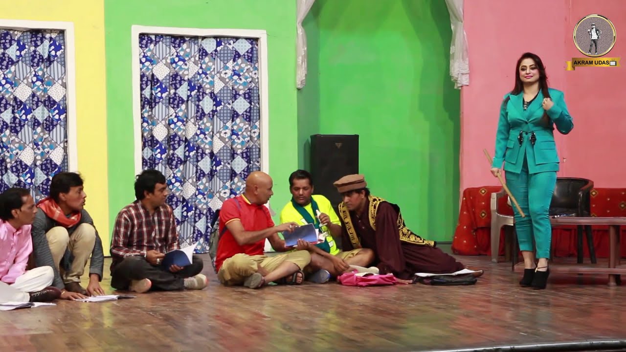 Akram Udas And Nida Chaudhry Performance On Stage - YouTube