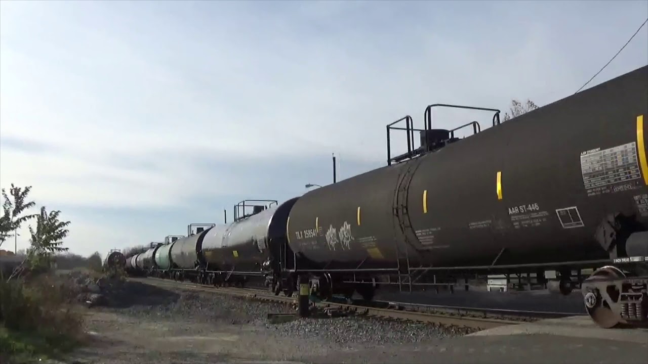 CSXT 8828 leads a long WPCA-11 on 11/19/20 - YouTube