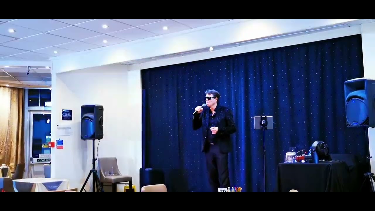 Simon Rees sings 'Working Man' at the Devonshire Hotel, Torquay during ...