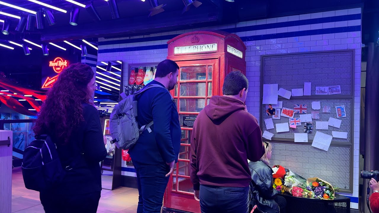 Fans Pay Tribute to Liam Payne at Phone Booth - YouTube