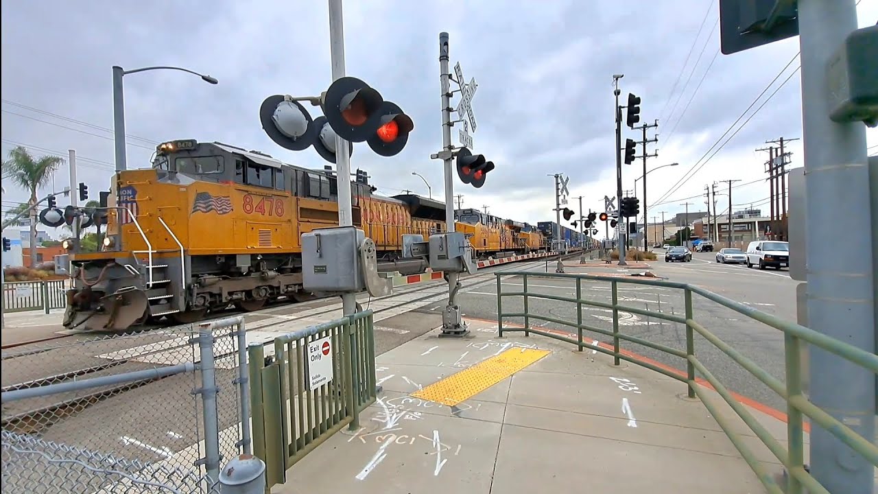 METROLINK Trains Amtrak Trains And Union Pacific SD70ACE Leader with ...