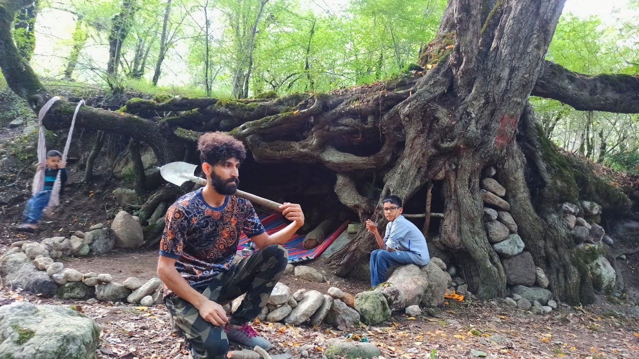 Bushcraft camping. Building a shelter for survival in the wild.cooking ...