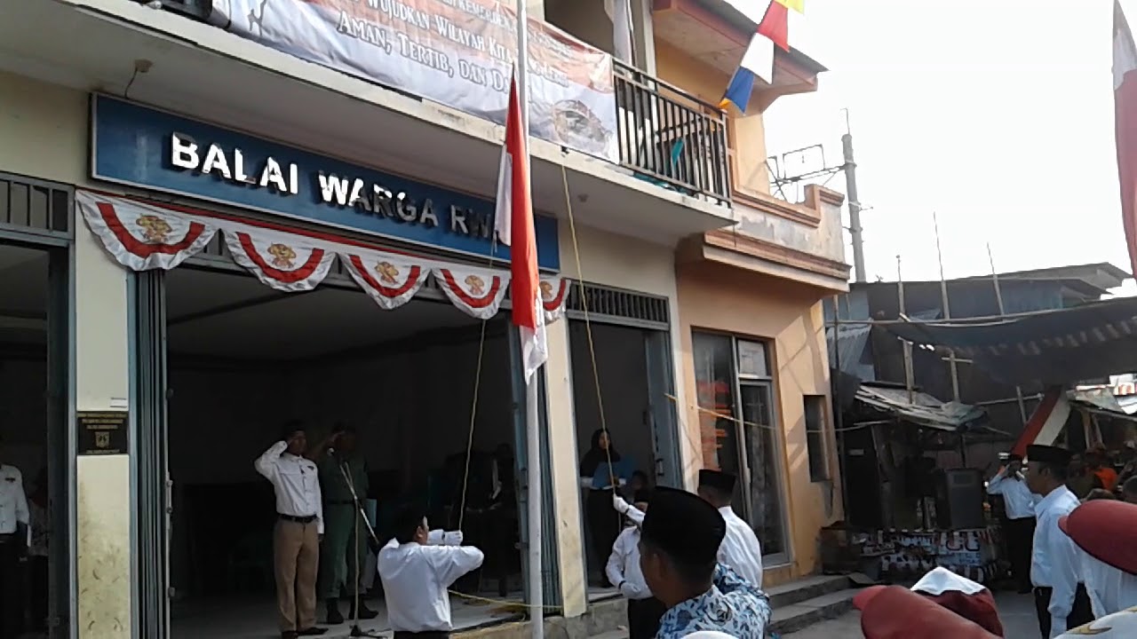 Prosesi pengibaran bendera merah putih di balai warga 13 pademangan ...