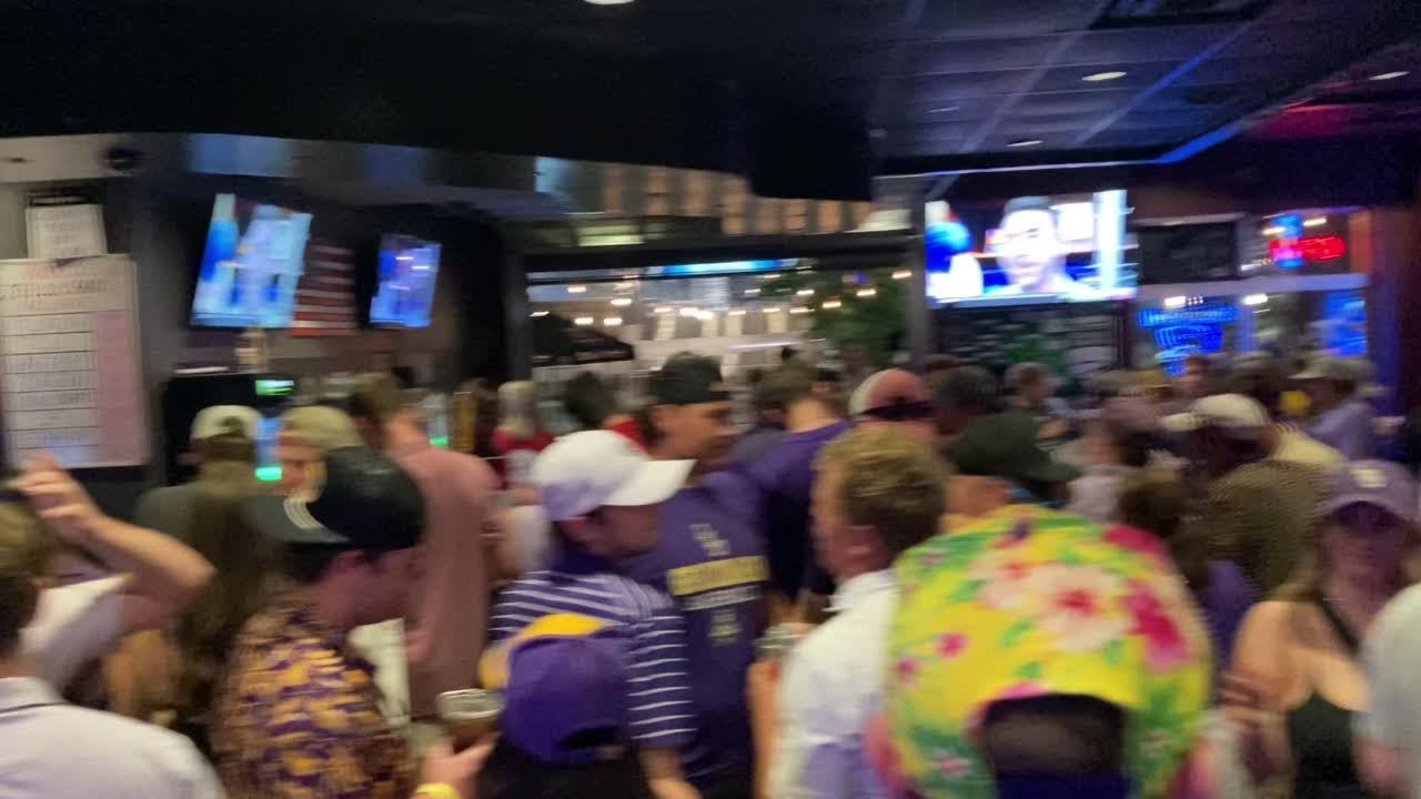 LSU baseball fans celebrate CWS championship win with Jell-O shots at ...