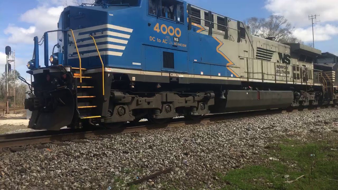 NS 209 meets a 12 hour late NS 230 with 4000! Leading - YouTube
