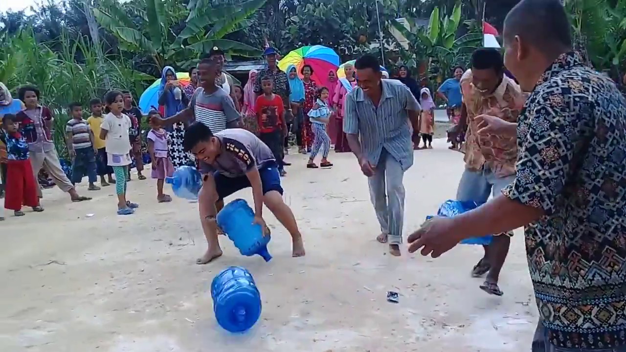 Lomba Lari Bawa Botol Aqua Dikaki - YouTube