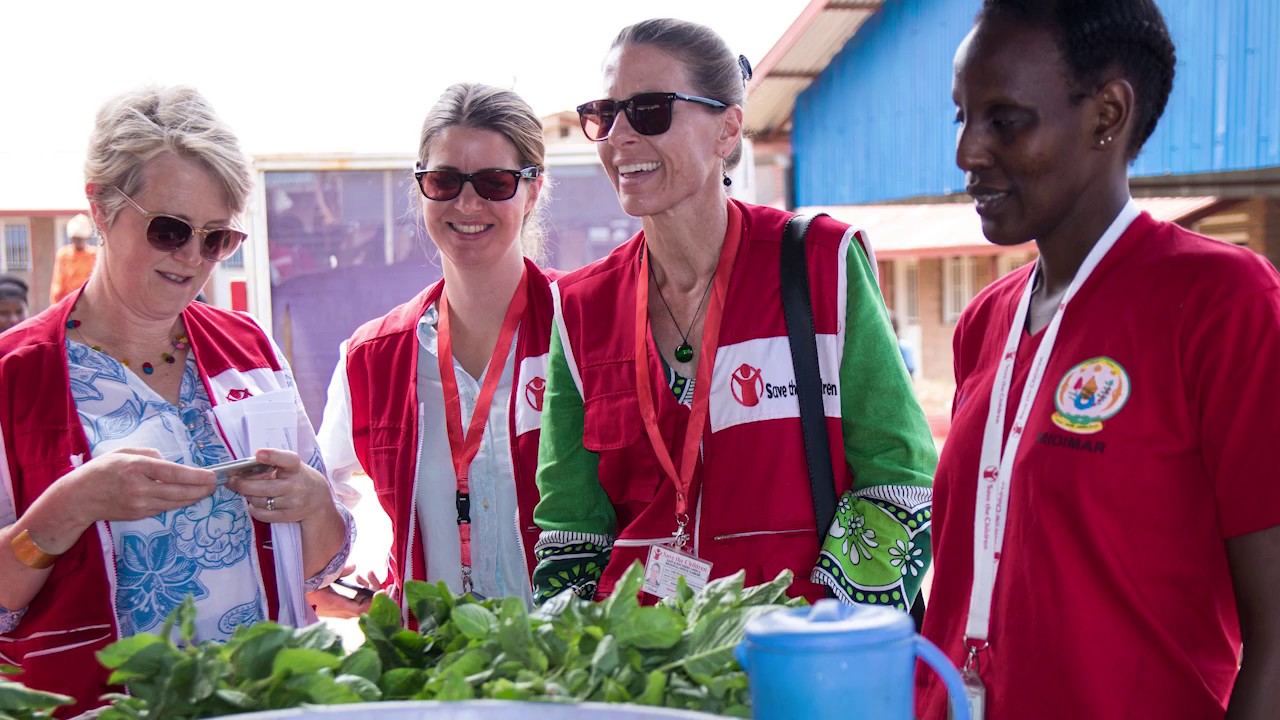 Lisa Parrott visit to Mahama Camp - YouTube