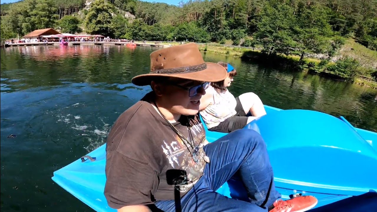 Kapitän Justus fährt Tretboot auf dem Schöngrundsee von Pottenstein in ...