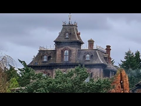The Haunted Mansion V Phantom Manor Disneyland Paris Haunted house ...