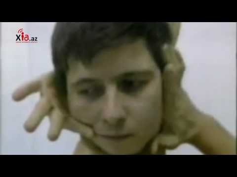 Bu adam başını 180 dərəcə döndərir