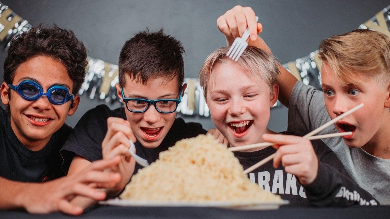 EPIC RAMEN COMPETITION (EATING 10LBS OF RAMEN) - YouTube