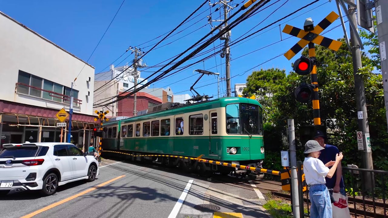 Trains run on the road! A walk in Kamakura, a seaside suburban village ...
