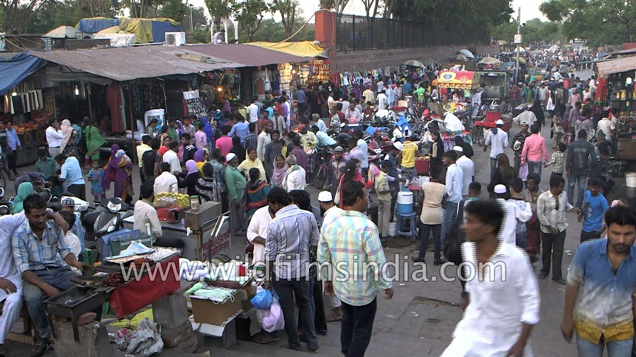 People at a messy street market in Old Delhi - YouTube