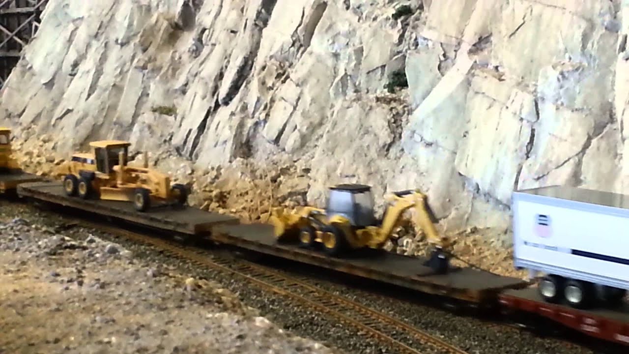 Union Pacific GP38-2's at Evergreen Model Railroad - YouTube