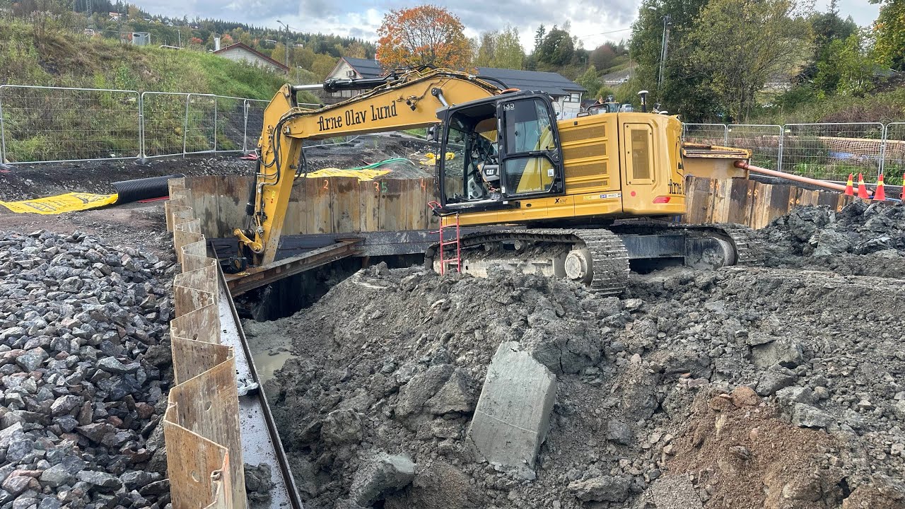 Caterpillar 355 excavator with Oilquick and rototilt digging out a big ...