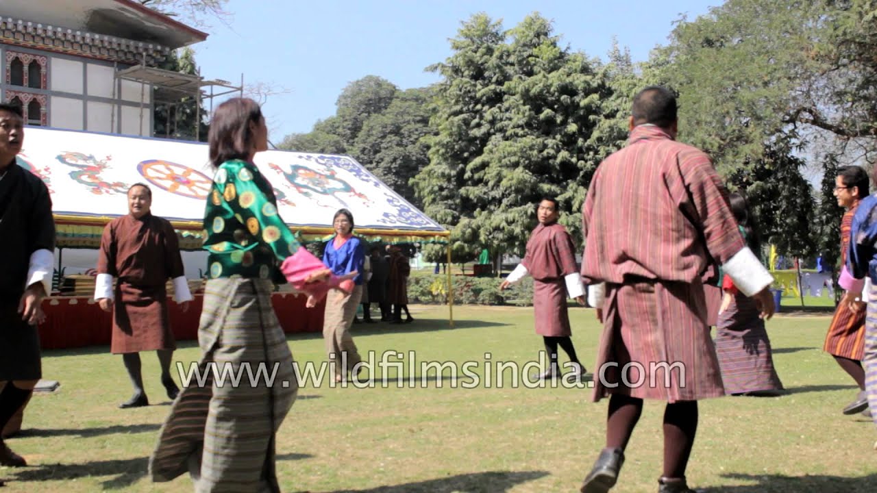 Bhutanese in Delhi dance to traditional boedra song - YouTube