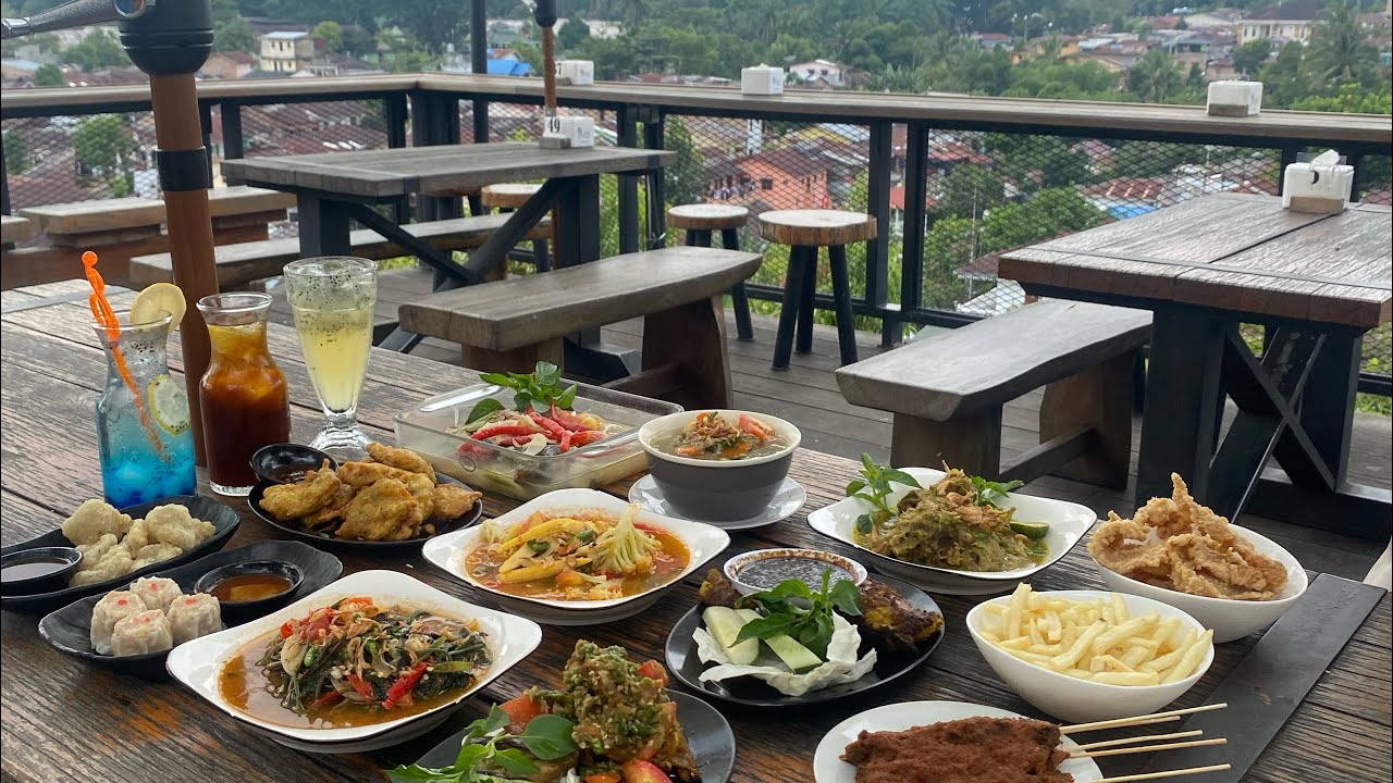 Tempat makan dengan pemandangan paling bagus di siantar. - YouTube