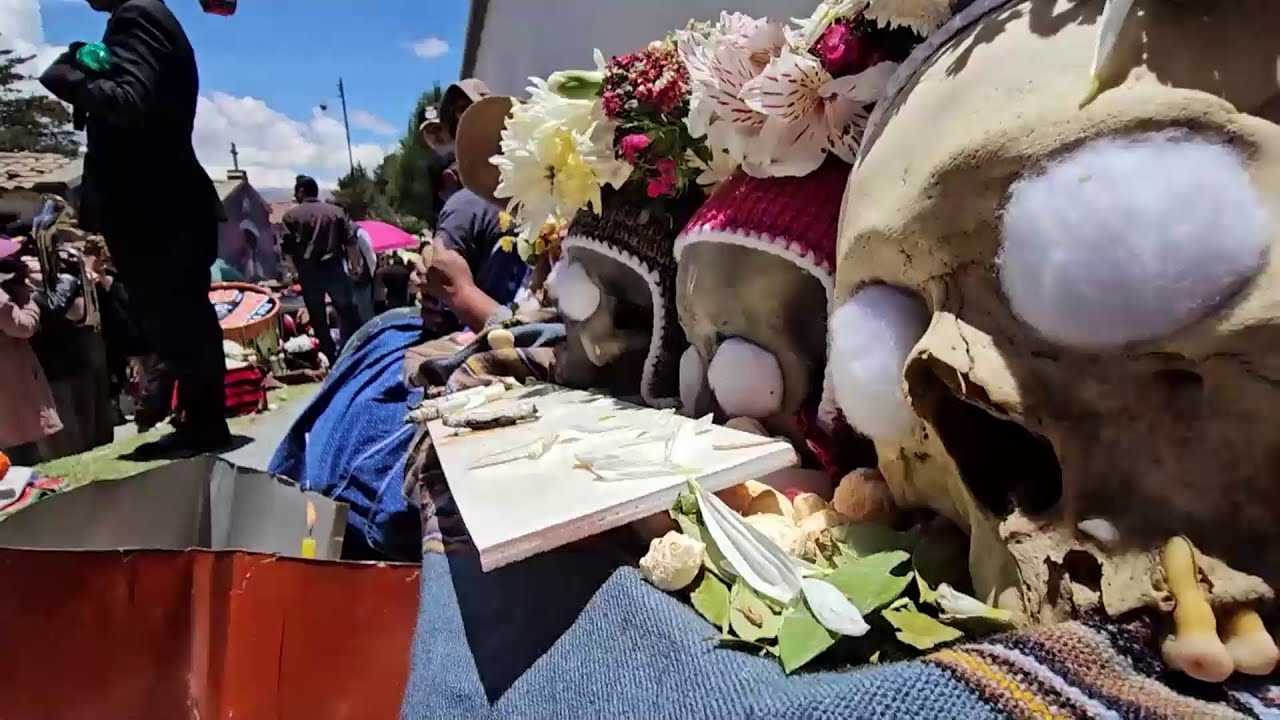 Las Ñatitas, tradición en Bolivia - YouTube