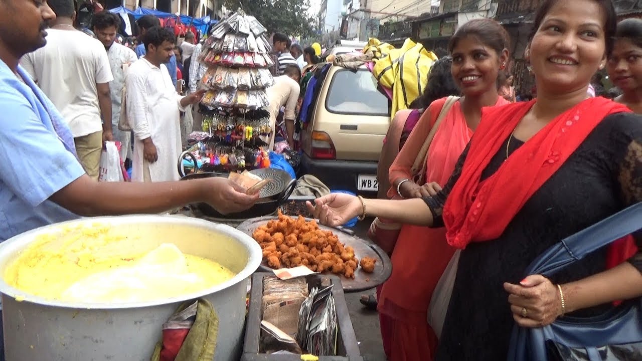 People Enjoying Kolkata ka Delicious Masala Muri / Dal Pakoda / Dahi ...