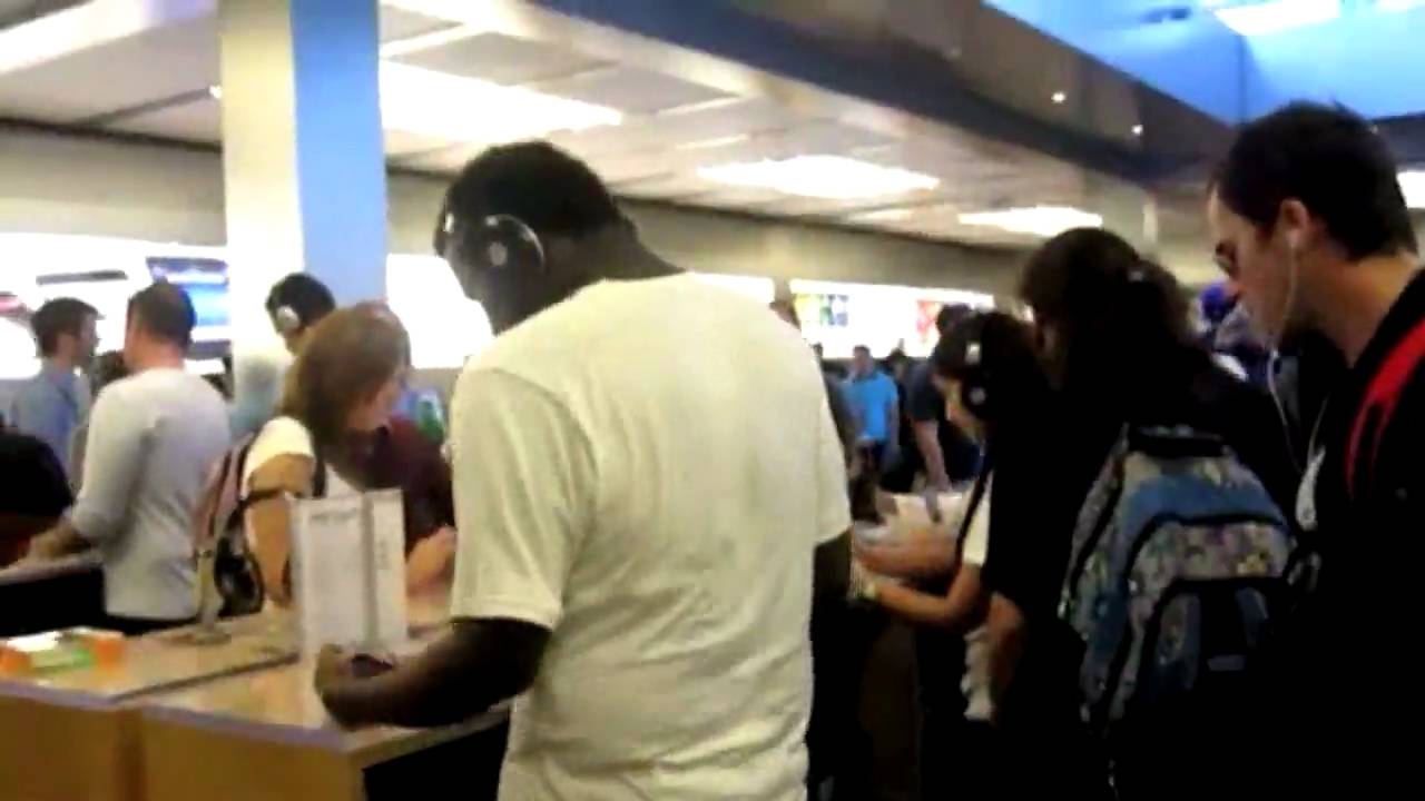 Guy Jamming to Music @ 5th Ave. Apple Store (The Glass One) - YouTube