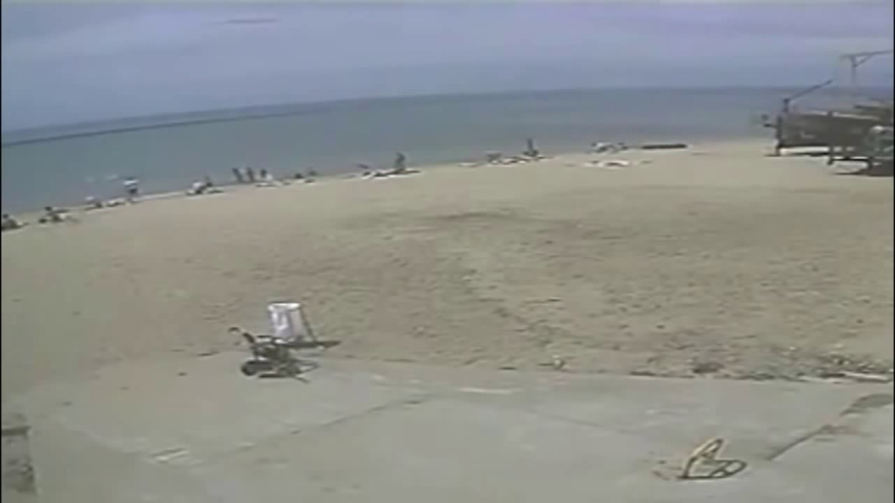 Fast mini tsunami hits beach - YouTube