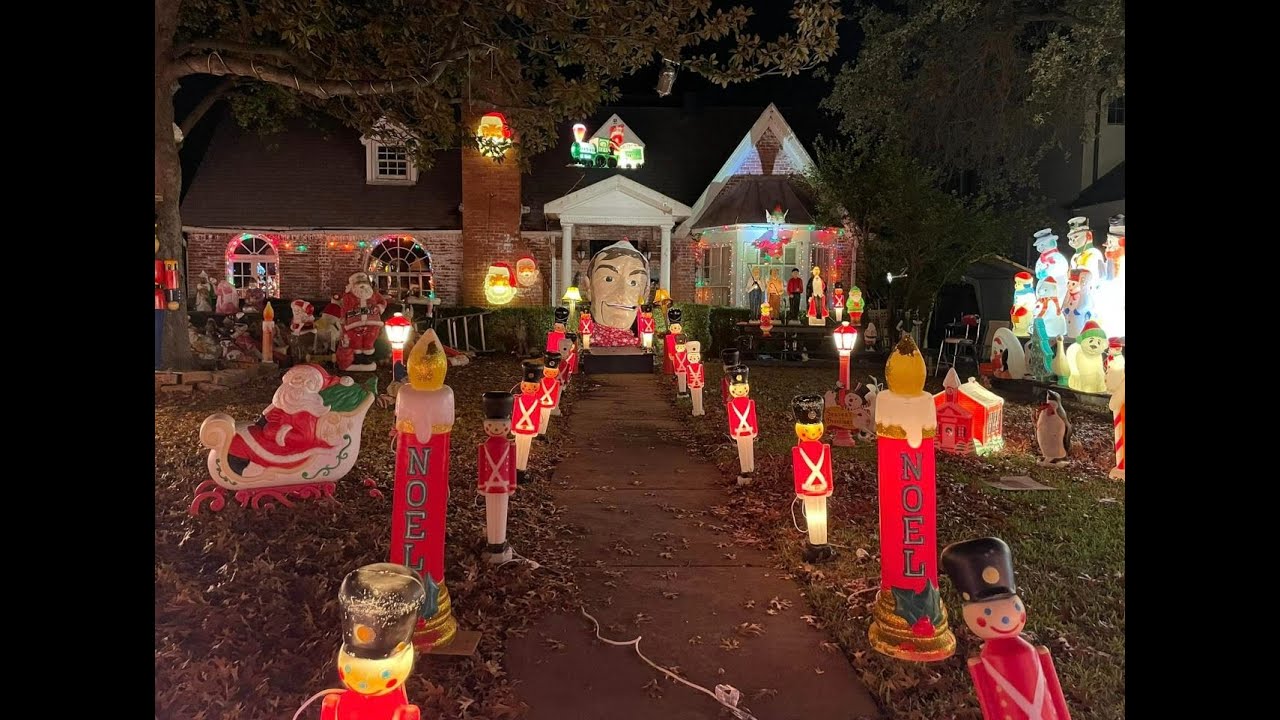 Santa House: Christmas Lights 2022: at University Park Dallas - YouTube